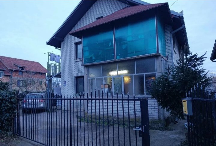 Prodajem kucu u Surcinu