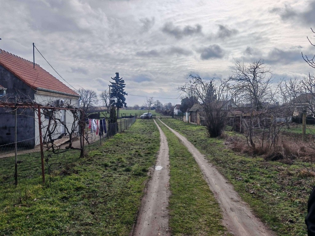 Plac sa izlazom na dve ulice-Kikinda