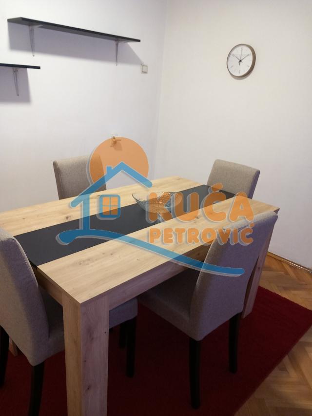 Izdaje se dvosoban stan kod Saborne crkve, 56m2