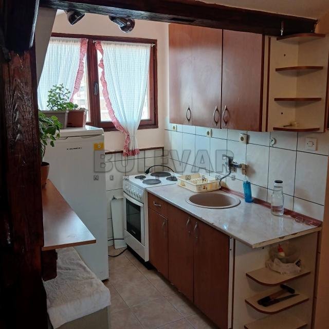Izdaje se dvosoban stan na Crvenom pevcu, 52m2, grejanje na TA-peć
