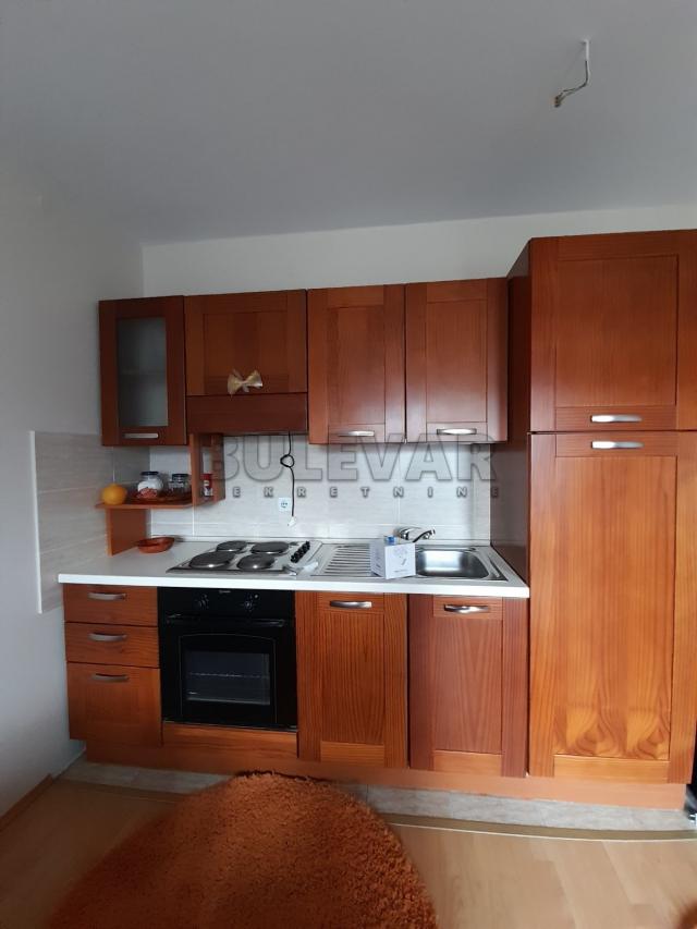 Izdaje se dvoiposoban namešten stan, Mokranjčeva blizu Vidikovac hotela, 49m2, grejanje na struju