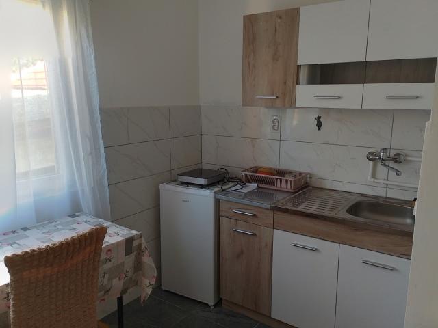 Izdajem stan kod pesackog mosta