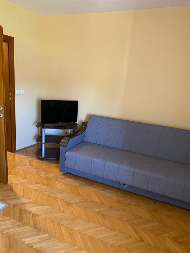 Nameštena garsonjera, centar