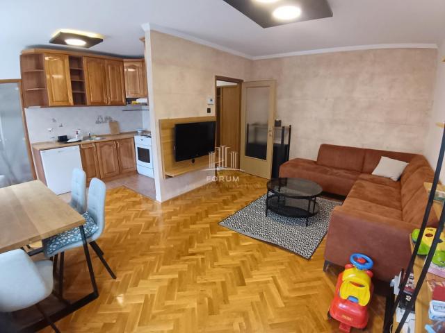 Izdavanje – dvosoban stan, Adamovićevo naselje