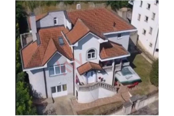 Prostrana spratna kuća sa dvorištem, Kumodraž