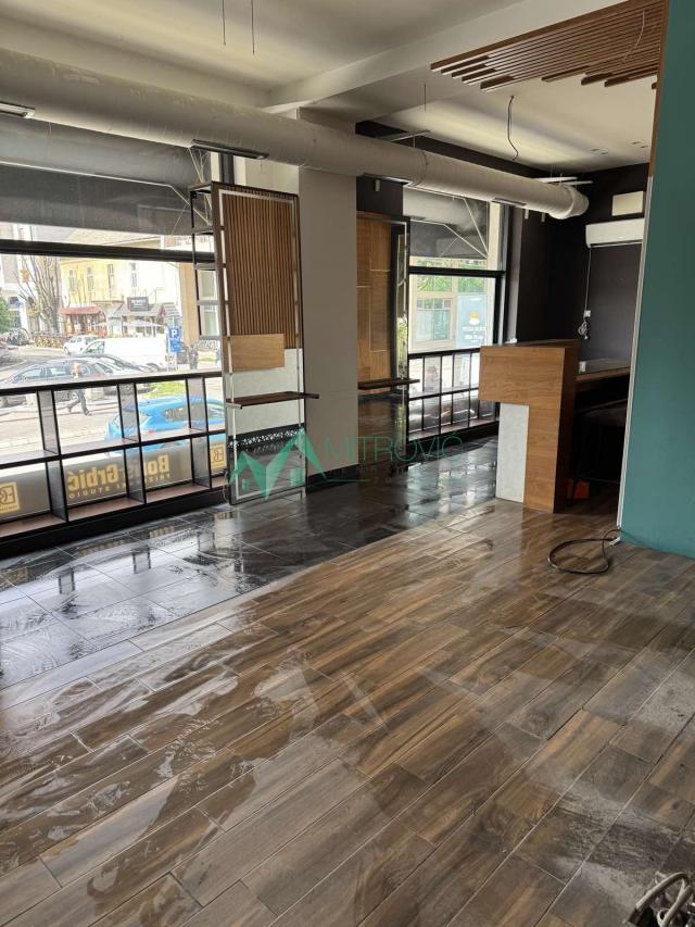 Izdavanje, Poslovni prostor, 61m2 , Spens