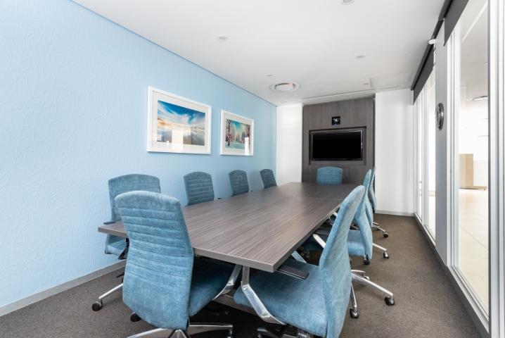 Uđite u kancelariju spremnu za korišćenje za 10 osobe na lokaciji Regus The One