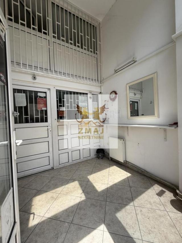 IZDAJE SE ULICNI LOKAL POVRSINE 40m2, DVA NIVOA, TRENUTNO OPREMLJEN ZA MENJACNICU