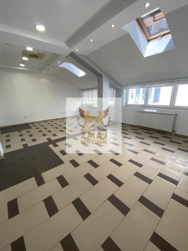 250m2 POSLOVNOG PROSTORA, 4 VELIKE KANCELARIJE, KUHINJA, RECEPCIJA