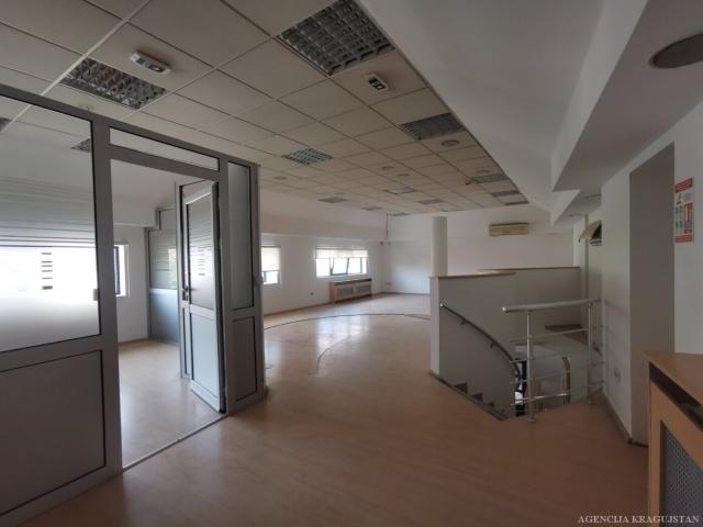 Izdavanje, Lokal, 200m2 , Centar