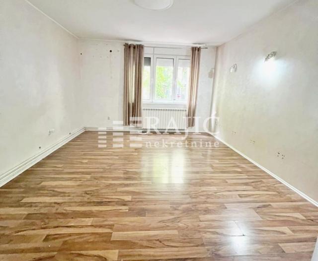 Centar, Strahinjića Bana 70m2,2.5-renoviran, mesto za reklamu #4487