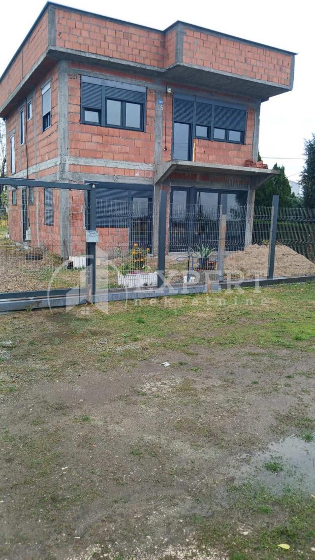Izdaje se poslovni prostor na Mramorskom Brdu, 80m2