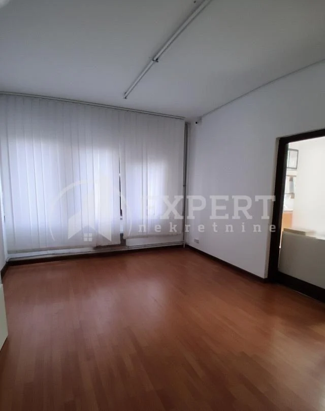 Izdaje se odličan poslovni prostor u centru Niša, kod Pravnog fakulteta, 94m2
