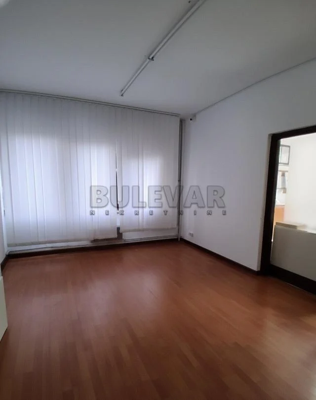 Izdaje se odličan poslovni prostor u centru Niša, kod Pravnog fakulteta, 94m2