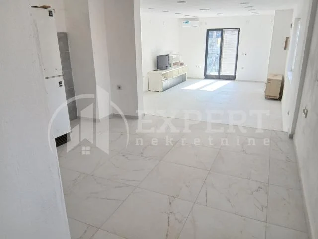 Izdaje se kuća kao poslovni prostor u naselju Ratko Jović, PO + PR + I , 230m2, grejanje na struju