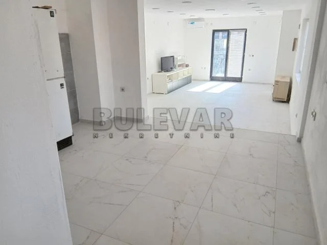 Izdaje se kuća kao poslovni prostor u naselju Ratko Jović, PO + PR + I , 230m2, grejanje na struju