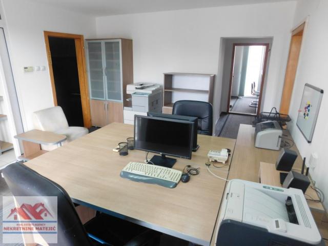 IZDAVANJE POSLOVNI PROSTOR 74M2 U ŠIREM CENTRU- 3 OPREMLJENE KANCELARIJE, KUHINJA--700 E+ DEPOZIT