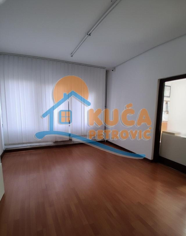 Izdaje se odličan poslovni prostor u centru Niša, kod Pravnog fakulteta, 94m2