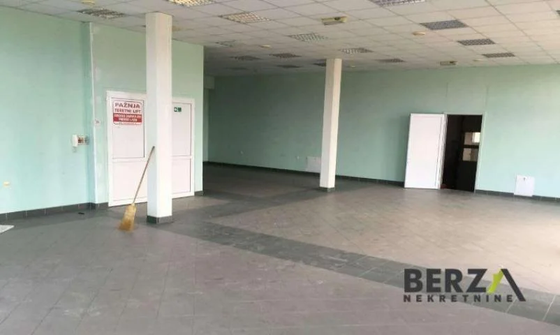 MULTIFUNKCIONALAN OBJEKAT OD 1500 M2 ZA IZDAVANJE SA PARKINGOM NA SAJLOVU