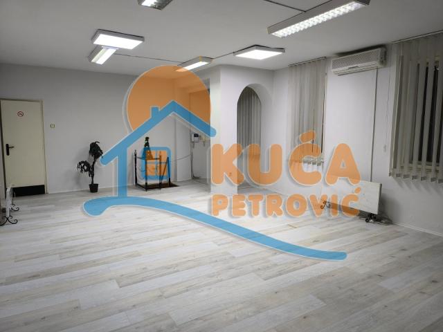 Izdaje se poslovni prostor u centru, 70m2