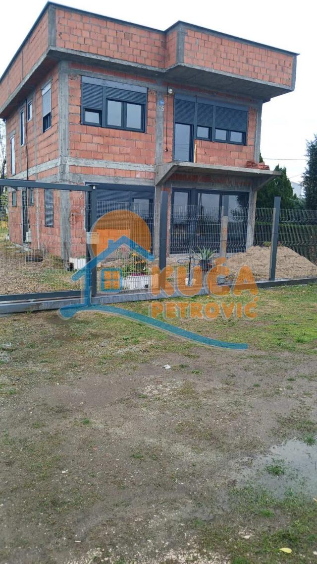 Izdaje se poslovni prostor na Mramorskom Brdu, 80m2