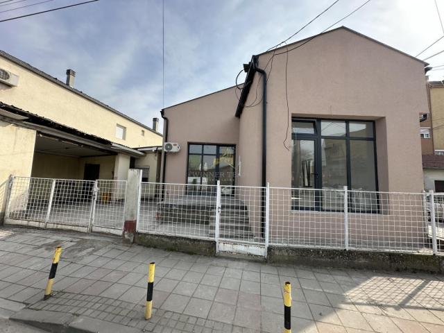 CENTAR  ĆUPRIJE – UGARNI LOKAL NA DVE ULICE