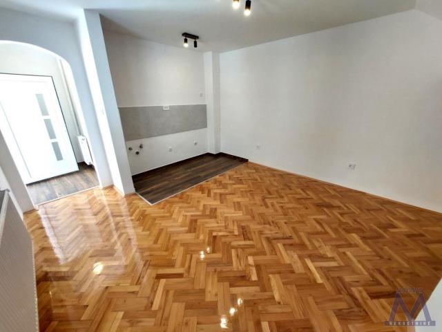 Novi Sad - Centar, prodaje se garsonjera od 24m2 u prizemlju, useljiva, uknjižena 1/1. 
Garsonjera