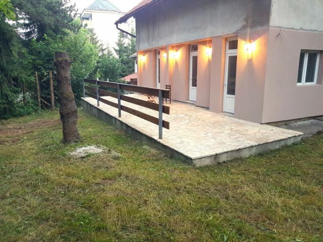 Veoma retko u ponudi, 2 apartmana sa uknjiženim dvorištem