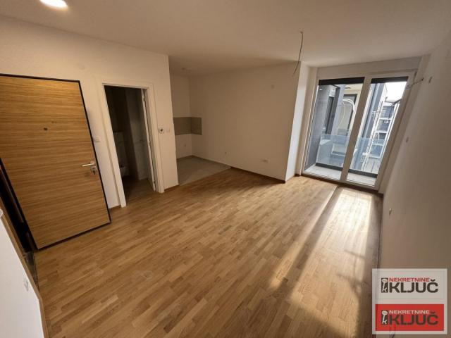 KOD SOMBORSKOG BULEVARA, 29m2, Garsonjera, Nova