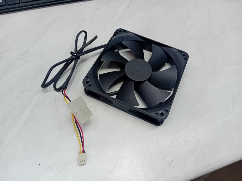 12cm ventilator pin3 i moleks ispravan 12v 0,7a