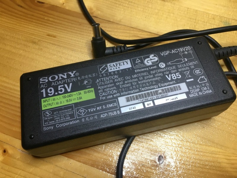 SONY Originalni Adapter Punjac 19.5V 3.9A