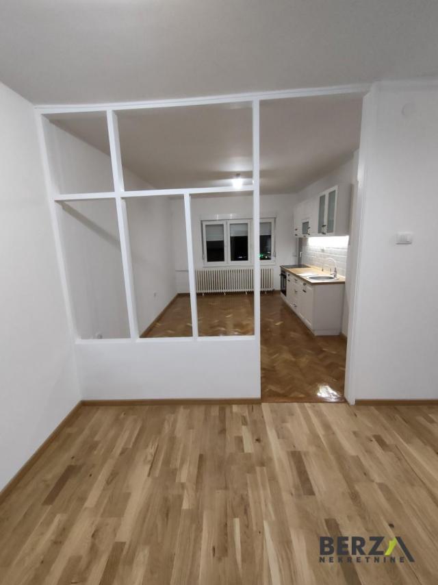 KOMPLETNO RENOVIRAN DVOIPOSOBAN STAN KOD SAJMA