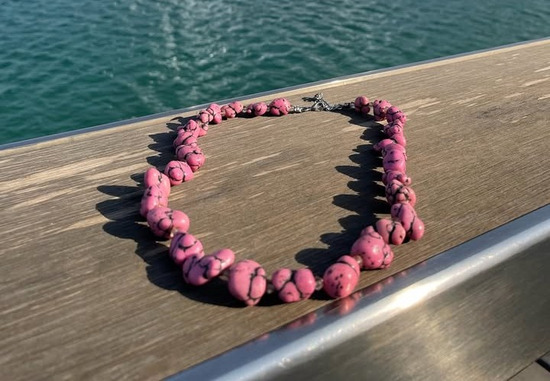 Ogrlica od pink hovlita