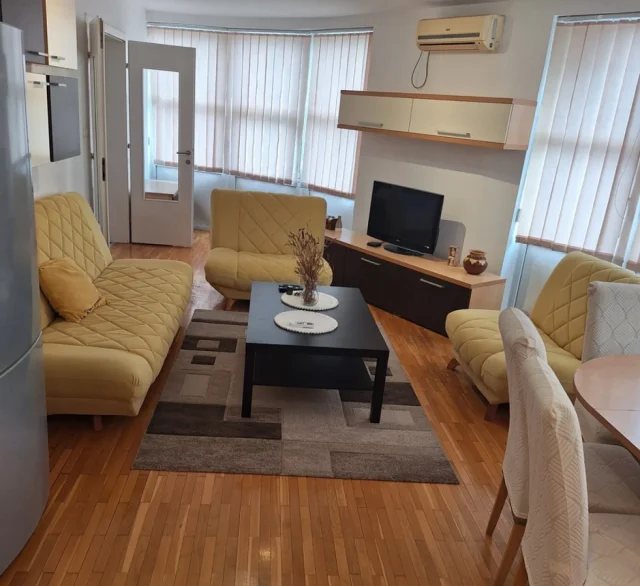 TOP stan Požarevac, širi centar, dvoiposoban, 74 m² + GARAŽA!