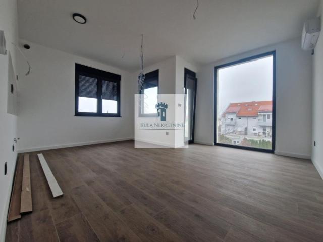 Nov, useljiv stan sa krovnom terasom od 50m2!