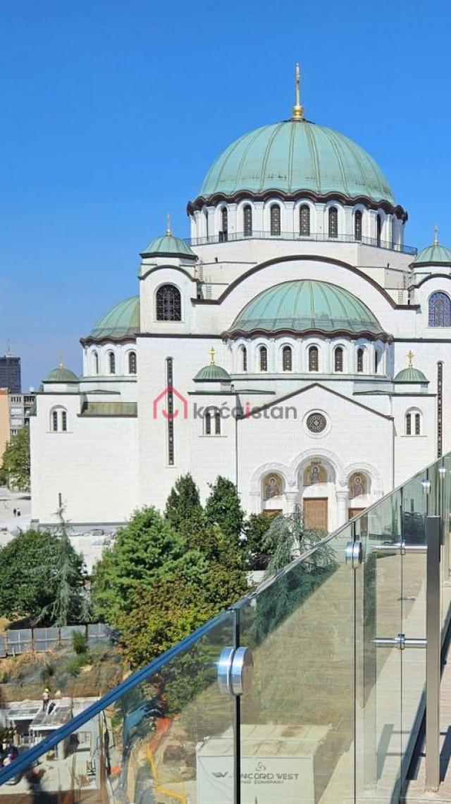 Spektakularan stan kod Hrama. Pogled na ceo grad