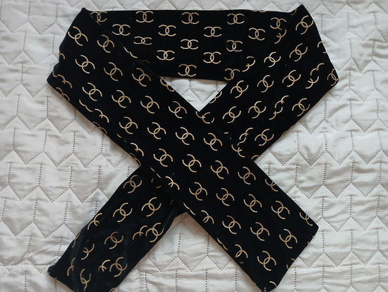 Crno-zlatni plisani CC monogram sal