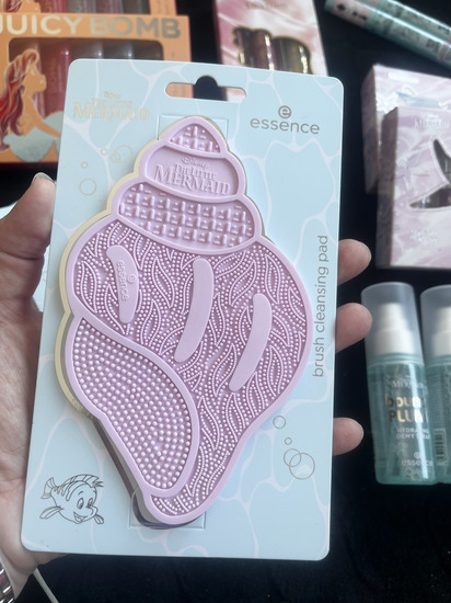 Essence podloga za ciscenje cetkica