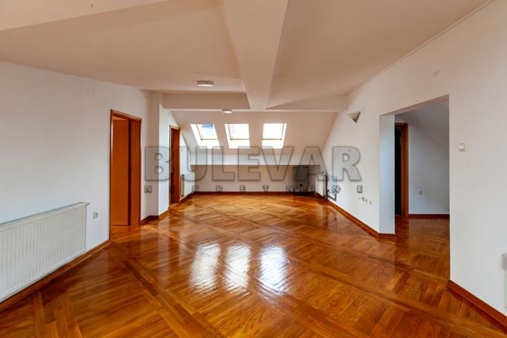 Odličan komforan trosoban stan 124m2, centar - kod Dušanovog bazara, 2. sprat
