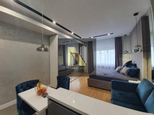 Lux Garsonjera, Centar