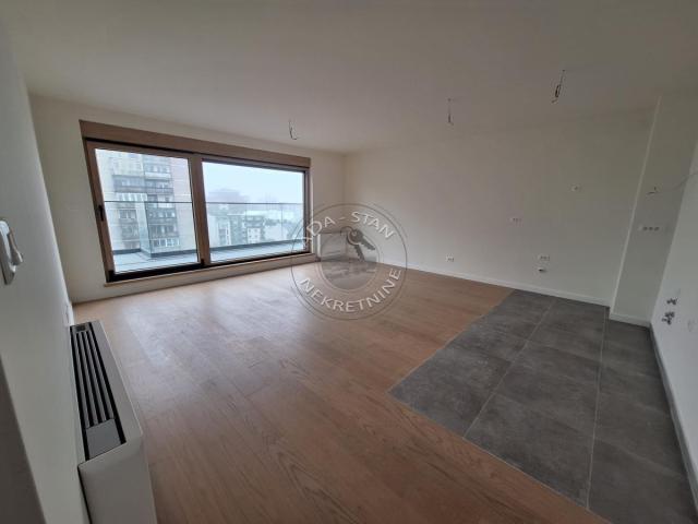 Novo! Luksuzan četvorosoban stan na Južnom bulevaru sa terasom od 40m2