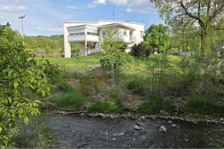 Porodična kuća sa unutrašnjim bazenom, 484 m² na 4 km od Kraljeva