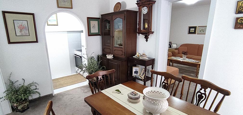 Zemun, Cara Dušana, kuća sa dvorištem, renovirana, odmah useljiva . .