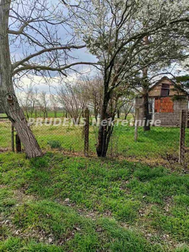 Sremski Mihaljevci, kućica na placu