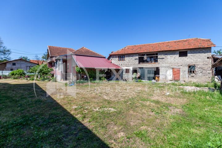 Kuća 80m2 sa dva pomoćna objekta na placu od 14 ari u Krušcu