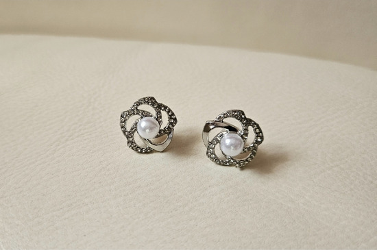 Atraktivne silver-toned flower stud minđuše, novo