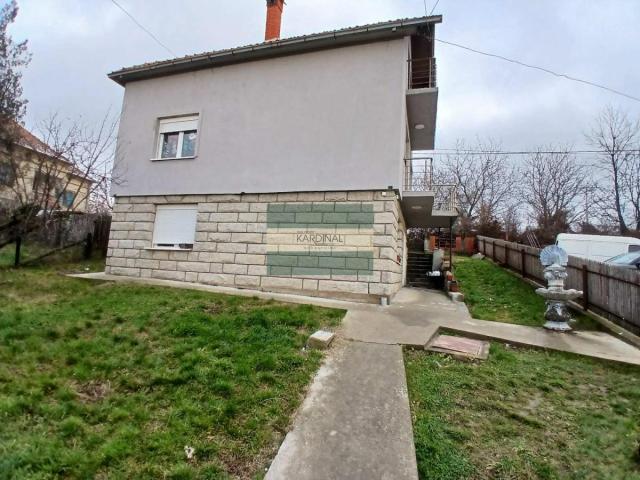Prodaju se dve kuće u selu Žabare kod Topole
