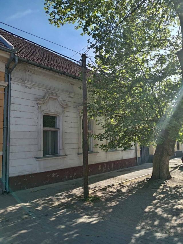 Starinska vojvodjanska kuca u centru Bele Crkve - odlicna investicija
