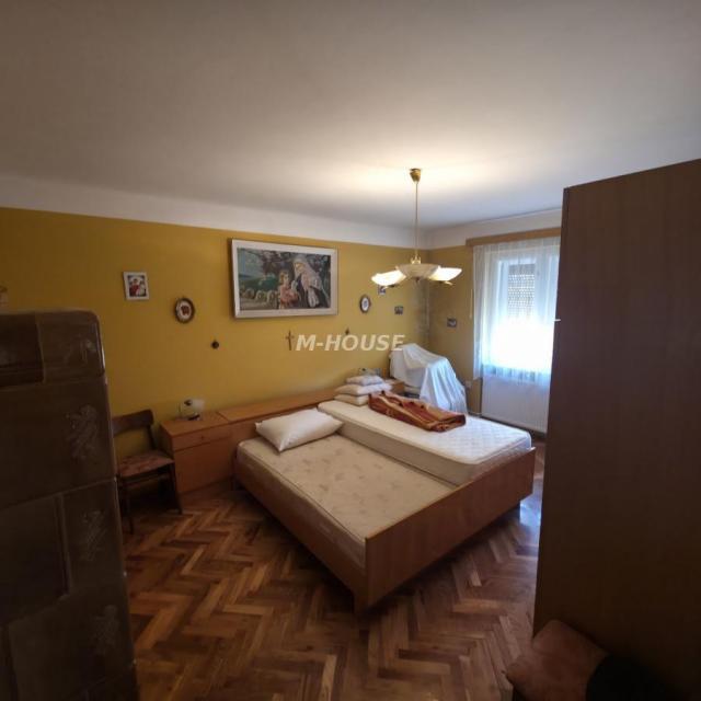 Spratna kuca, kod Ekonomske skole.