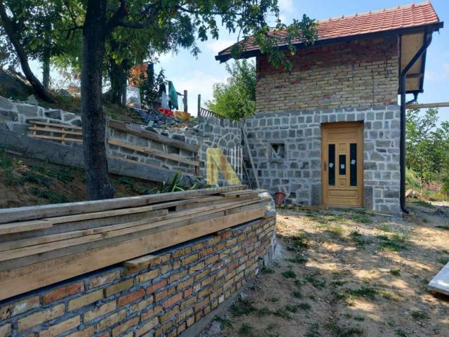 Sremski Karlovci, Banstol – vikendica za velikim placem sa koga se pruža fantastičan pogled na Dunav